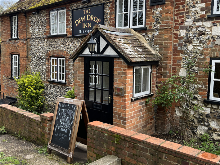 review of British pub restaurant The Dew Drop Inn near Maidenhead by ...